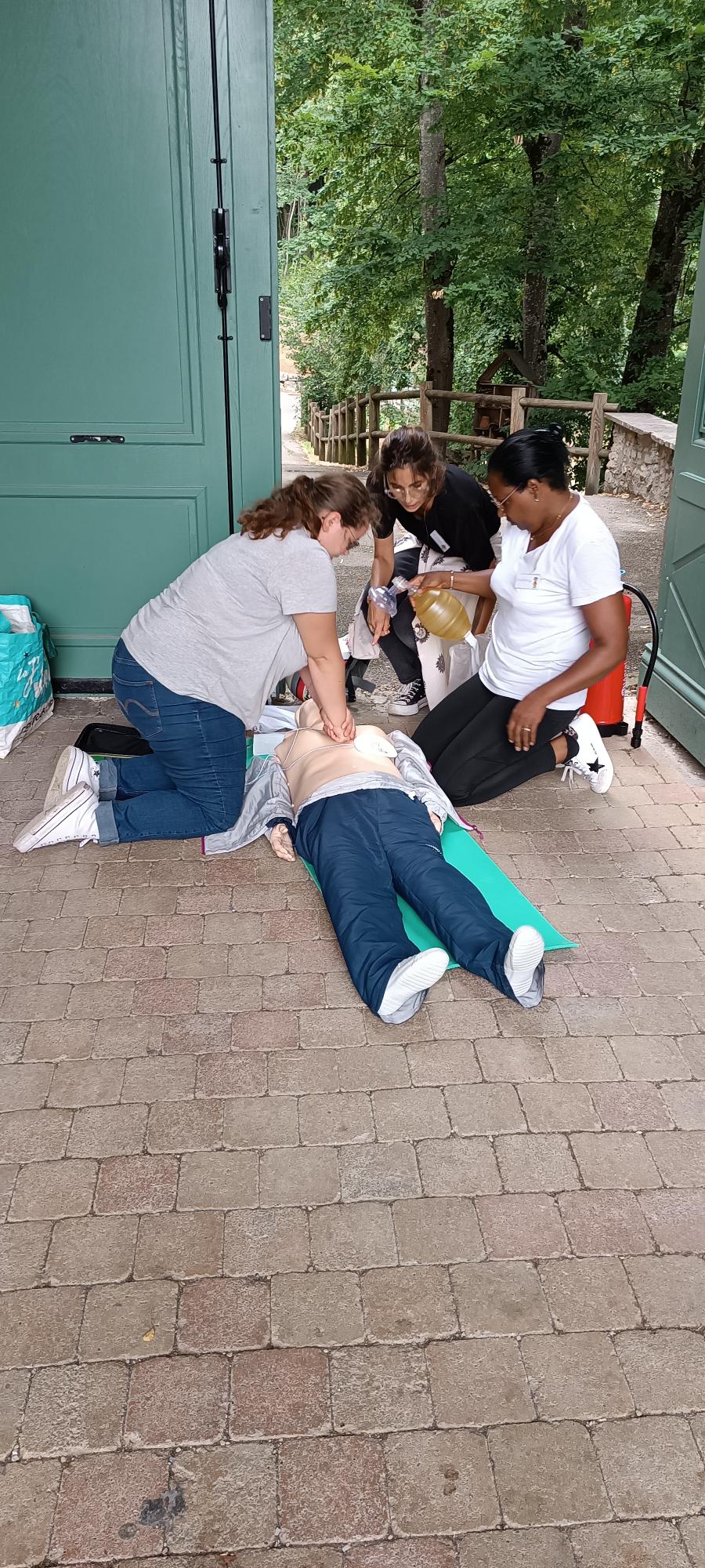 Formation aux gestes d'urgence AFGSU niveau 2 pour nos stagiaires AES ...